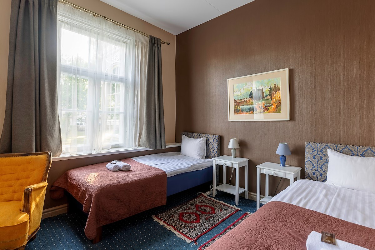 Ekonomiskās klases trīsvietīgs numurs ar dalītu vannas istabu